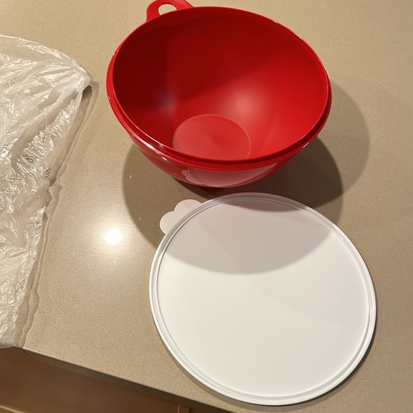 Tupperware | Kitchen | Tupperware Thatsa Large Bowl 78l 32 Cup New ...